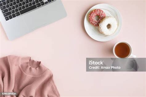 패션 여자 블로거 개념의 플랫이 하다 파스텔 핑크 배경에 여성 액세서리의 최소한의 세트 노트북에 대한 스톡 사진 및 기타 이미지 노트북 가리기 도넛 Istock