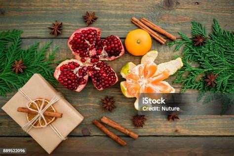 신선한 맛 있는 석류 석 감귤 류 계 피 및 공예 선물 상자 나무 배경 새 해 개념입니다 플랫이 하다 상위 뷰 0명에 대한 스톡 사진 및 기타 이미지 Istock