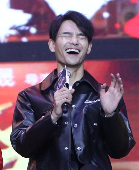 王凱仰天長笑偶像包袱碎一地 變身表情包撞臉金館長 每日頭條