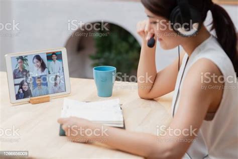 다양성 동료와 화상 통화 컨퍼런스 온라인 회의와 집에서 일하는 아시아 여성 여성에 대한 스톡 사진 및 기타 이미지 여성 20 24세 30 34세 Istock