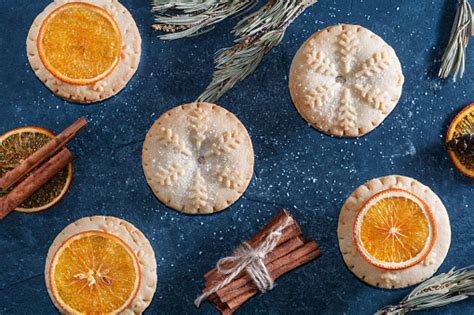 구운 부서 지기 쉬운 생 과자 파이 말하다의 상위 뷰 통 통 수 분이 많은 포도 나무 과일 악몽 껍질과 향신료와 함께 포장 크리스마스 굽기의 개념입니다 잘게 다진고기 파이에