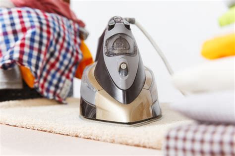 가까이 세탁 세척 화려한 옷을 다림 질 다리미 다림 질 보드 흰색 배경에 고립 된 가족 의류 가사 개념입니다 광고에 대 한 공간을 복사 합니다 와 텍스트에 대 한 장소