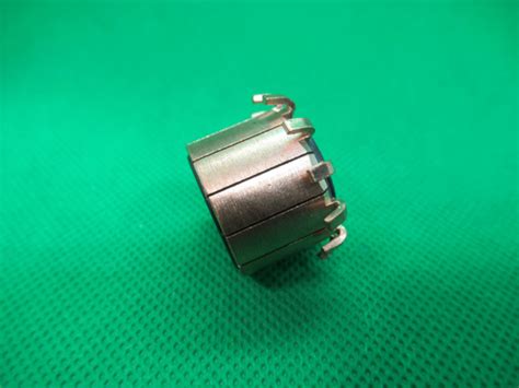 Коллектор 12 ламелей. Диаметр внутренний 8 мм; наружный 23 мм; высота ...