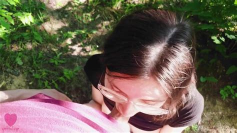 Een Snelle Orale Seks En Seks In Het Bos Met Een Geile Geek Vriendin