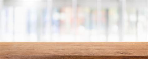 빈 나무 테이블 상단과 흐림 유리 창 인테리어 레스토랑과 카페 배너 는 배경을 모의 디스플레이 또는 몽타주에 사용할 수 있습니다 배경 주제에 대한 스톡 사진 및 기타 이미지