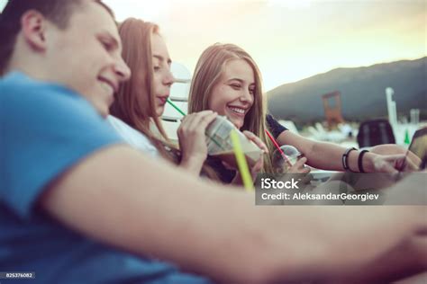 커피와 복용 Selfie 해변에서 마시는 친구 들을 웃 고 3 명에 대한 스톡 사진 및 기타 이미지 3 명 관광객 금발 머리 Istock