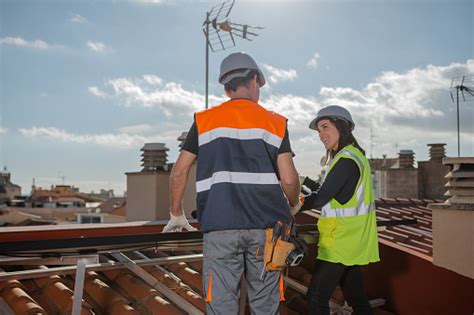 도시에서 태양 전지판을 설치하는 동안 남성 엔지니어와 여성 기술자 2명에 대한 스톡 사진 및 기타 이미지 2명 40 44세 개념 Istock