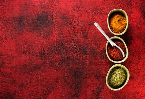 붉은 배경에 그릇에 매운 조미료 인도 향신료와 텍스트 상단 보기에 대한 공간을 복사합니다 파우더 칠리 심황 카레 카다몬 가루로 빻은에 대한 스톡 사진 및 기타 이미지