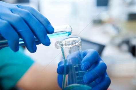 在现代实验室做化学高清图片下载 正版图片504712983 摄图网