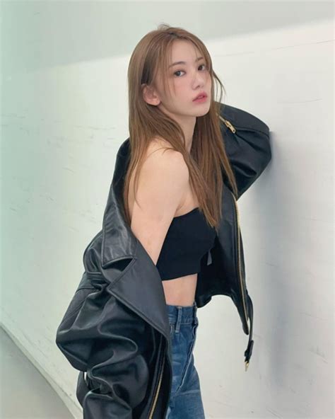 사쿠라 과감한 브라톱 노출개미허리 너무 마른 거 아니야