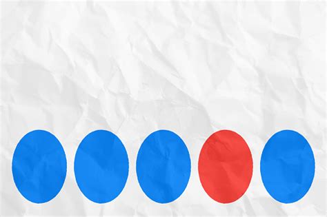 빈 빈 일반 간단한 파스텔 화이트 컬러 구겨진 분쇄 종이 가로 벡터 배경 접기와 주름 전체와 5 개의 청록색 파란색과 1 개의 빨간색 독특한 눈에 띄는 단단한 곡선 타원형