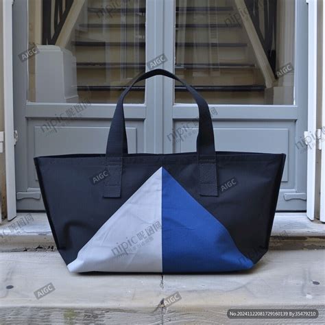 Ai创作图蓝色高档袋 蓝色色手提袋 橱窗包包设计 蓝色手挽袋 设计蓝色手提袋 蓝色轻奢手提袋 蓝色块手提袋 北欧风手提袋 休闲包橱窗 创意发布会手提包包 Ti手提袋 蓝色地毯箱包 环保广告布