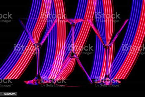 뒤에 다채로운 네온 빛 그림 줄무늬와 연속 세 빈 칵테일마티니 안경 0명에 대한 스톡 사진 및 기타 이미지 0명 3가지 개체 개념 Istock