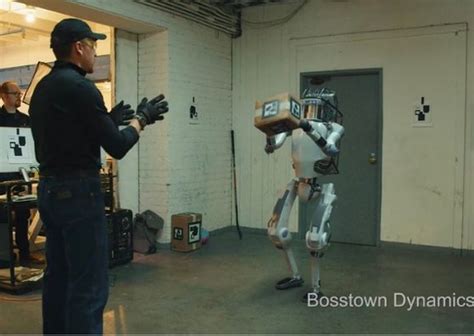 Video Del Robot Peleando Contra Personas No Es Real El Callejero