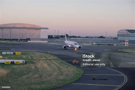에어프랑스 Hop 프랑스 파리 샤를 드골 공항 활주로에 있는 비행기 공항에 대한 스톡 사진 및 기타 이미지 공항 0명 게이트 Istock