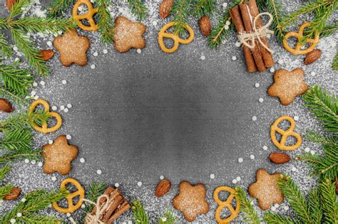 슬레이트 배경 크리스마스와 새해를위한 공간을 복사하십시오 쿠키와 밀가루가있는 주방 질감 전나무 가지와 향신료 계피와 견과류 눈 가문비나무에 대한 스톡 사진 및 기타 이미지