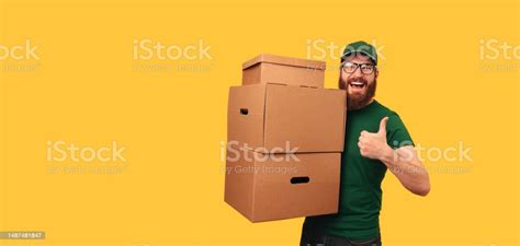 흥분한 배달원이 상자 몇 개와 엄지손가락을 치켜들고 있는 배너 사진 30 34세에 대한 스톡 사진 및 기타 이미지 30 34세 나무 상자 남성 Istock