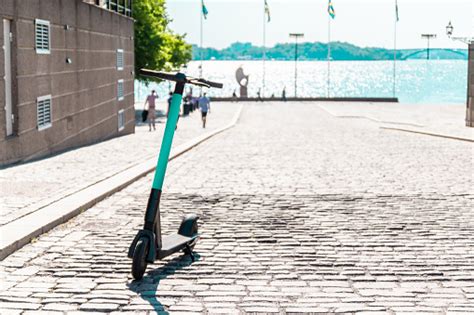 도시 거리에 주차 전기 스쿠터 셀프 서비스 거리 교통 대여 서비스 0명에 대한 스톡 사진 및 기타 이미지 0명 거리 검은