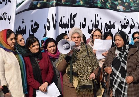 تظاهرات فعالان حقوق زن علیه عدم حضور زنان در کابینه افغانستان تصاویر