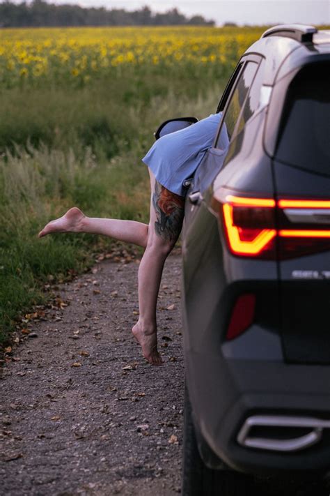 Девушка с машиной Эстетика