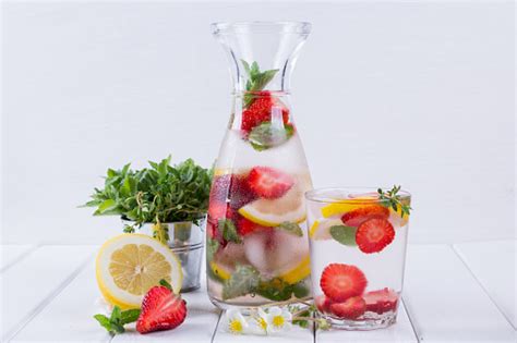 생 딸기 얼음 허브 물 주입 하 고 민트 잎 수 제 해독 소 다 물 제조 법 효소워터에 대한 스톡 사진 및 기타 이미지 효소