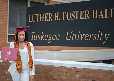 Pin By Anecia Robinson 🌻🤎 On Graduation Pic Ideas Graduation Pic