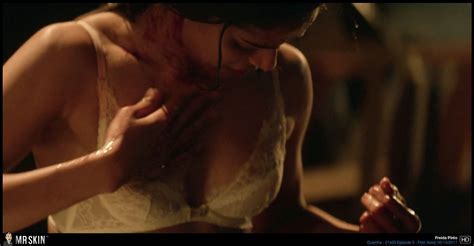 Голая Фрида Пинто в Guerrilla