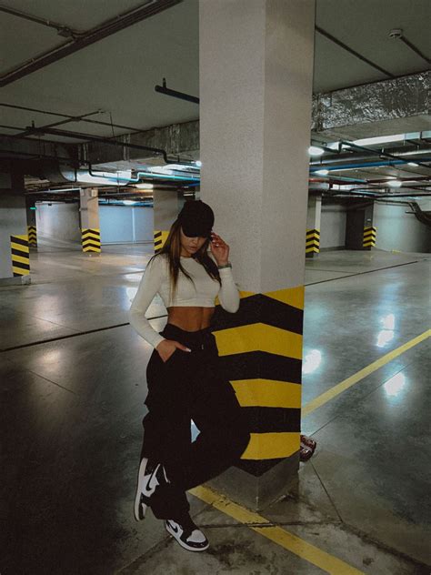 Фото на парковке Модельные позы Фотосессия Фэшн фотография