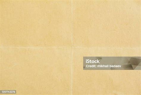 클로즈업 브라운 황갈색 종이 를 4 개로 접은 종이 갈색 구겨진 골판지 종이 질감 배경입니다 문자 메시지의 공간을 복사합니다 0명에 대한 스톡 사진 및 기타 이미지 Istock