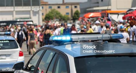 거리에있는 사람들의 호위 및 항의 시위 중에 위의 깜박이는 불빛이있는 경찰차 긴급 사이렌에 대한 스톡 사진 및 기타 이미지 긴급 사이렌 거리 경찰차 Istock