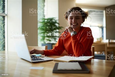 감정적인 귀여운 Hipster 여자 대학에 앉아 카메라를 보고 웃 고 하면서 시험을 준비의 반 길이 초상화 명랑 한 십 대 안경 손잡고 웃 고 컴퓨터에서 일 십대에 대한