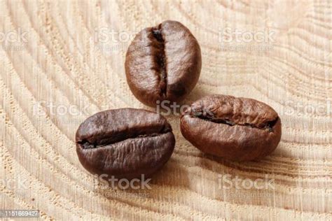 천연 나무 질감 배경에 커피 콩 커피 배경 또는 질감 개념입니다 0명에 대한 스톡 사진 및 기타 이미지 0명 갈색 개체 그룹 Istock