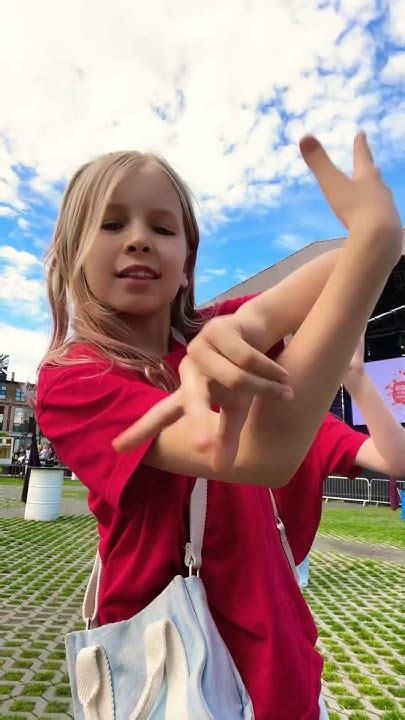 Оленка на задньому фон Youtube