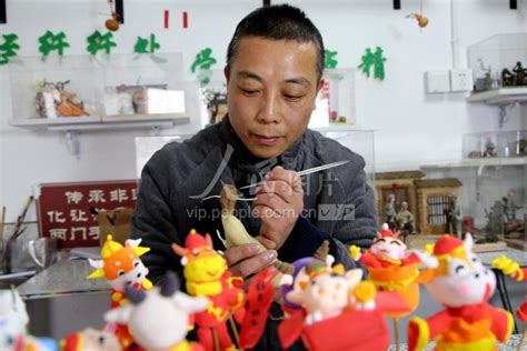 江苏连云港：面塑非遗捏“大牛” 人民图片网