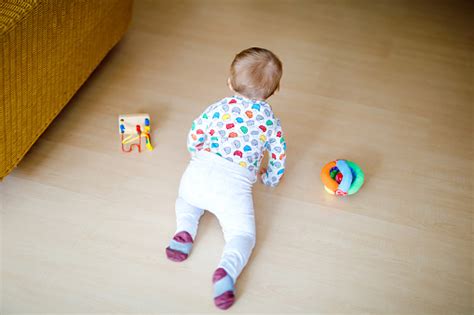 집이나 보육원에서 교육 장난감을 가지고 노는 화려한 귀여운 아름다운 어린 소녀 기와 서 서 행복 한 건강 한 아이 학습 개발에 대한 스톡 사진 및 기타 이미지 Istock