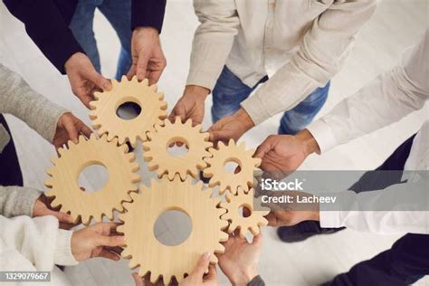 책상에서 서로 기어를 연결하는 사무직 근로자의 손을 닫습니다 기어 기계 부분에 대한 스톡 사진 및 기타 이미지 기어 기계