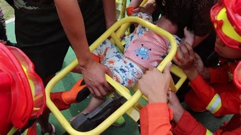 一歲男童腿卡健身設施 消防官兵緊急施救化險為夷 每日頭條