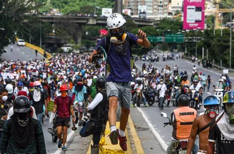 El Homenaje De Los Fotógrafos De Las Marchas En Venezuela Para El Joven
