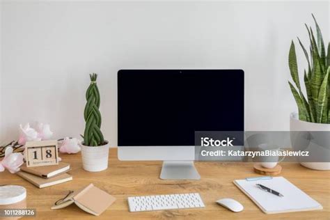 컴퓨터 데스크톱 이랑 책 키보드와 내부에 식물 나무 책상에와 실제 사진 가구에 대한 스톡 사진 및 기타 이미지 가구 가정 생활 가정의 방 Istock