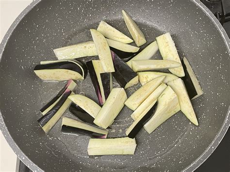 「ナス」がいつも同じ料理になる。そんな時におすすめ！炒めるだけの“ナスと豚こまの味噌炒め”レシピ