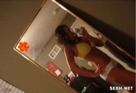 Симпатичные девушки хвастаются фигурками на эротических фотографиях Pic