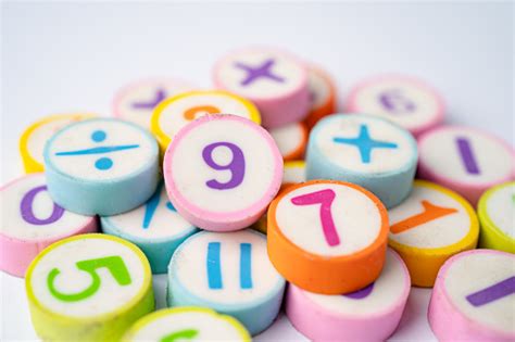 흰색 배경에 다채로운 수학 번호 교육 학습 수학 학습 학습 개념을 가르칩니다 개념에 대한 스톡 사진 및 기타 이미지 개념