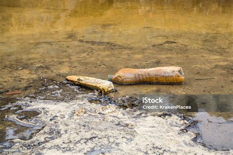 해 안에 가까운 호수의 더러운 물에 누워 플라스틱 폐기물 병 환경 오염과 플라스틱 폐기물 오염의 개념 0명에 대한 스톡 사진 및 기타 이미지 Istock
