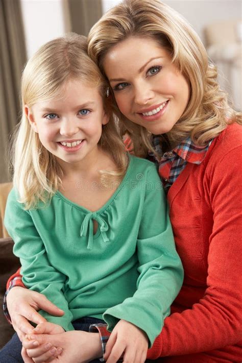Mutter Und Tochter Stockfoto Bild Von Tochter Umarmung