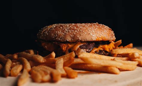 감자튀김 검은색 배경 고기 굽는 기름기 많은 맛있는 머스타드 먹음직스러운 멘도자 미국 음식 미식가 햄버거 바삭바삭한 반찬 버거 패티 베이킹