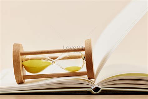 책에 모래 시계 사진 무료 다운로드 Lovepik