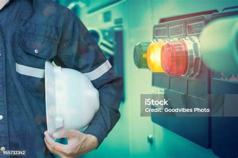 전기 배전반 전기 산업 비즈니스 개념 고객용 안전 모자를 들고 엔지니어 또는 기술자 사람의 이중 노출 순서에 대한 스톡 사진 및 기타 이미지 Istock