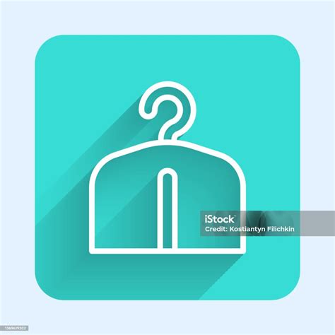 긴 그림자 배경으로 격리 된 화이트 라인 행거 옷장 아이콘 망토룸 아이콘입니다 의류 서비스 기호 세탁 걸이 표지판 녹색 정사각형 버튼입니다 벡터 0명에 대한 스톡 벡터 아트