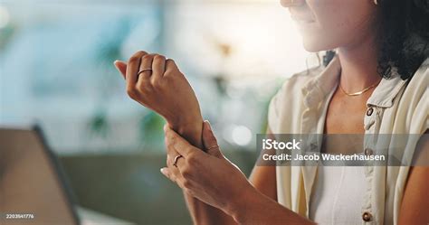 손 손목 통증 재택 원격 근무로 인한 컴퓨터 프로젝트 마감일로 인한 부상 및 번아웃 아파트에서 통증 완화를 위한 마사지로 사람 걱정 및 관절통 관절염 또는 손목 터널 통증