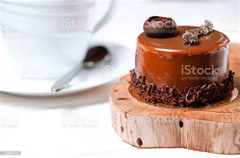 화이트 테이블에 흰색 컵 옆에 있는 나무 스탠드에 초콜릿 조각이 있는 맛 있는 초콜릿 케이크가 놓여 있습니다 그릇에 대한 스톡 사진 및 기타 이미지 Istock
